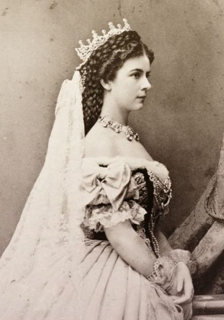 QUEEN ELISABETH’S HUNGARIAN COMPANIONS PART 1 Lili Hunyady and Ida ...